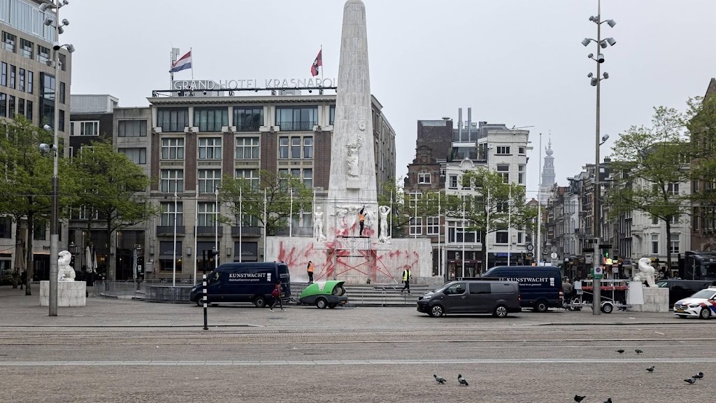 Politie zoekt drie verdachten voor bekladding Nationaal Monument ...
