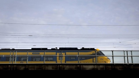 Kabinet snijdt in infrastructuur, ’HSL en spoorbeveiliging nodig ...