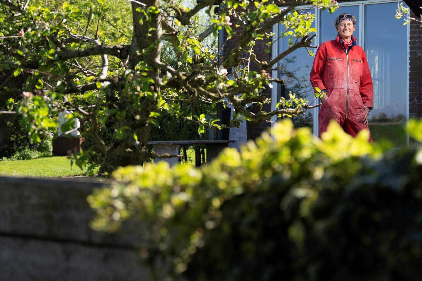 Een vrouw in rode overall zorgt voor reuring in buurtschap De Weere ...
