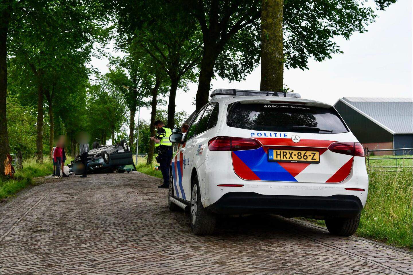 Auto ondersteboven na raken van boom bij ongeval in Twisk ...