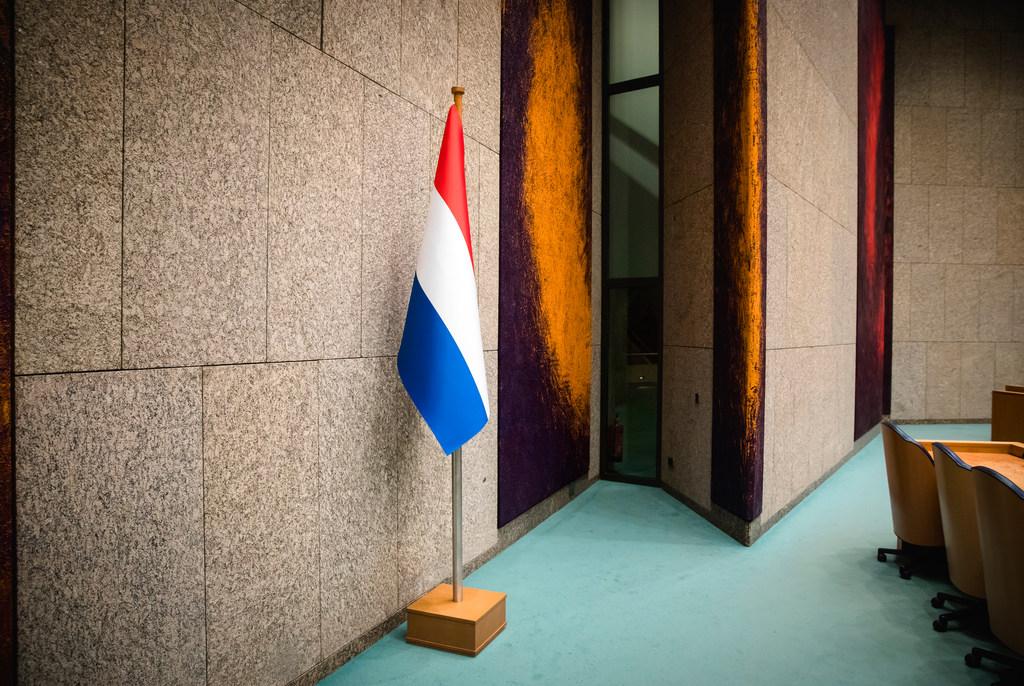 Ruzie over Nederlandse vlag haalt oude wonden open in gemeenteraad van ...