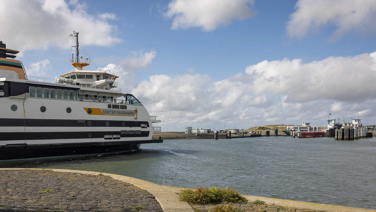 TESO-schip Dokter Wagemaker naar Amsterdam voor knip- en scheerbeurt ...