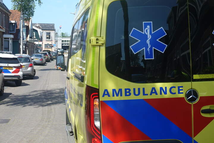 Auto ramt muur van garagebox in Krommenie, bestuurder naar ziekenhuis ...