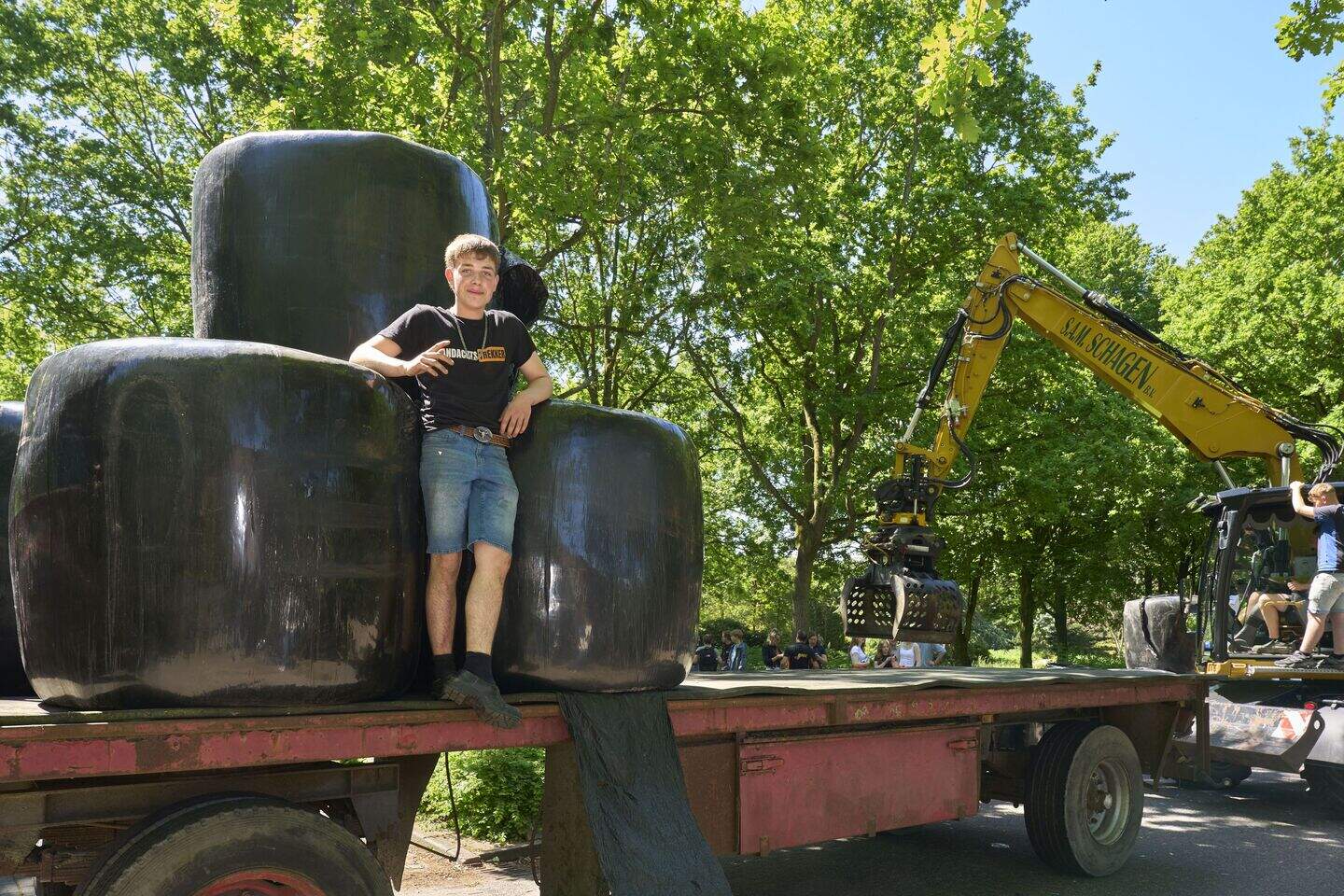 Sem Vis uit Schellinkhout eert boerenbestaan. Met de tractor naar ...