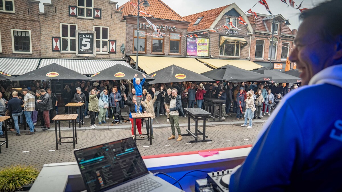 Meezingen met Amsterdamse nummers tijdens Mokum in Schagen. ’Ik heb de ...