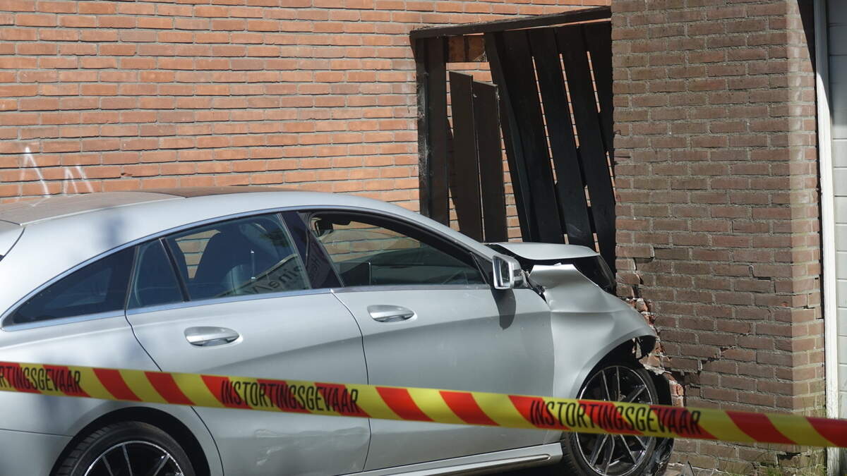 Auto ramt muur van garagebox in Krommenie, bestuurder naar ziekenhuis ...