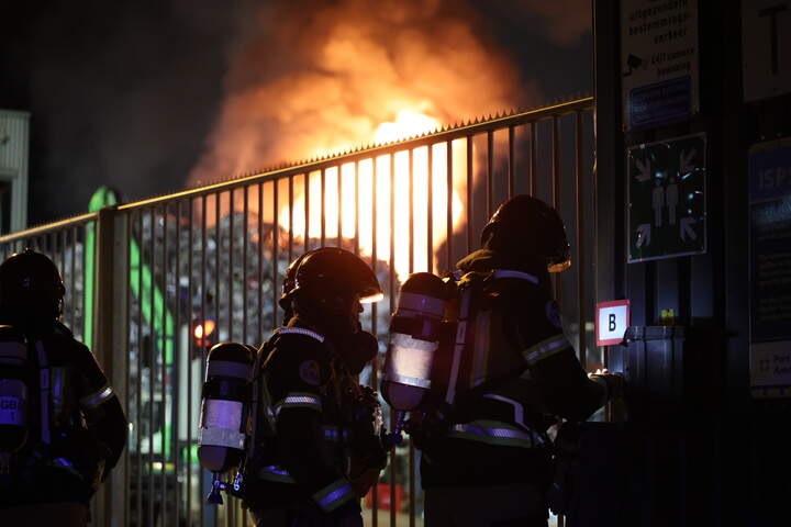 Grote brand in Westelijk Havengebied Amsterdam, rook trekt mogelijk ook ...