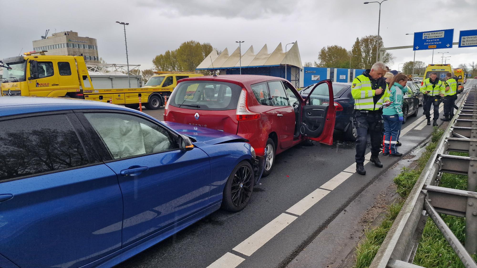 Twee gewonden bij kop-staartbotsing tussen vijf auto’s op N242 in ...