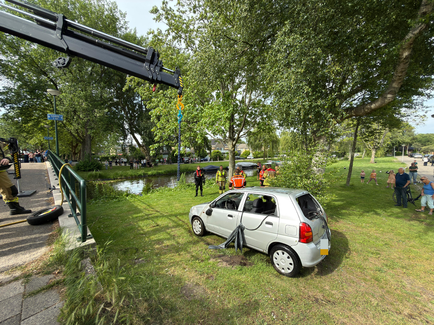 Auto belandt op zijn kop in sloot Oostzaan, bestuurder naar ziekenhuis ...