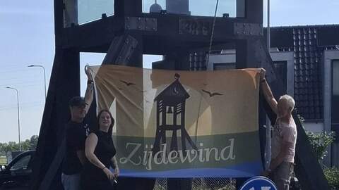 Leden Klokkenstoel Zijdewind presenteren eigen vlag voor het dorp ...