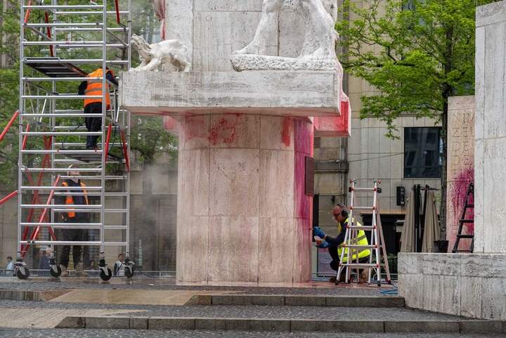 Monument op de Dam bekladt met rode verf | Leidsch Dagblad