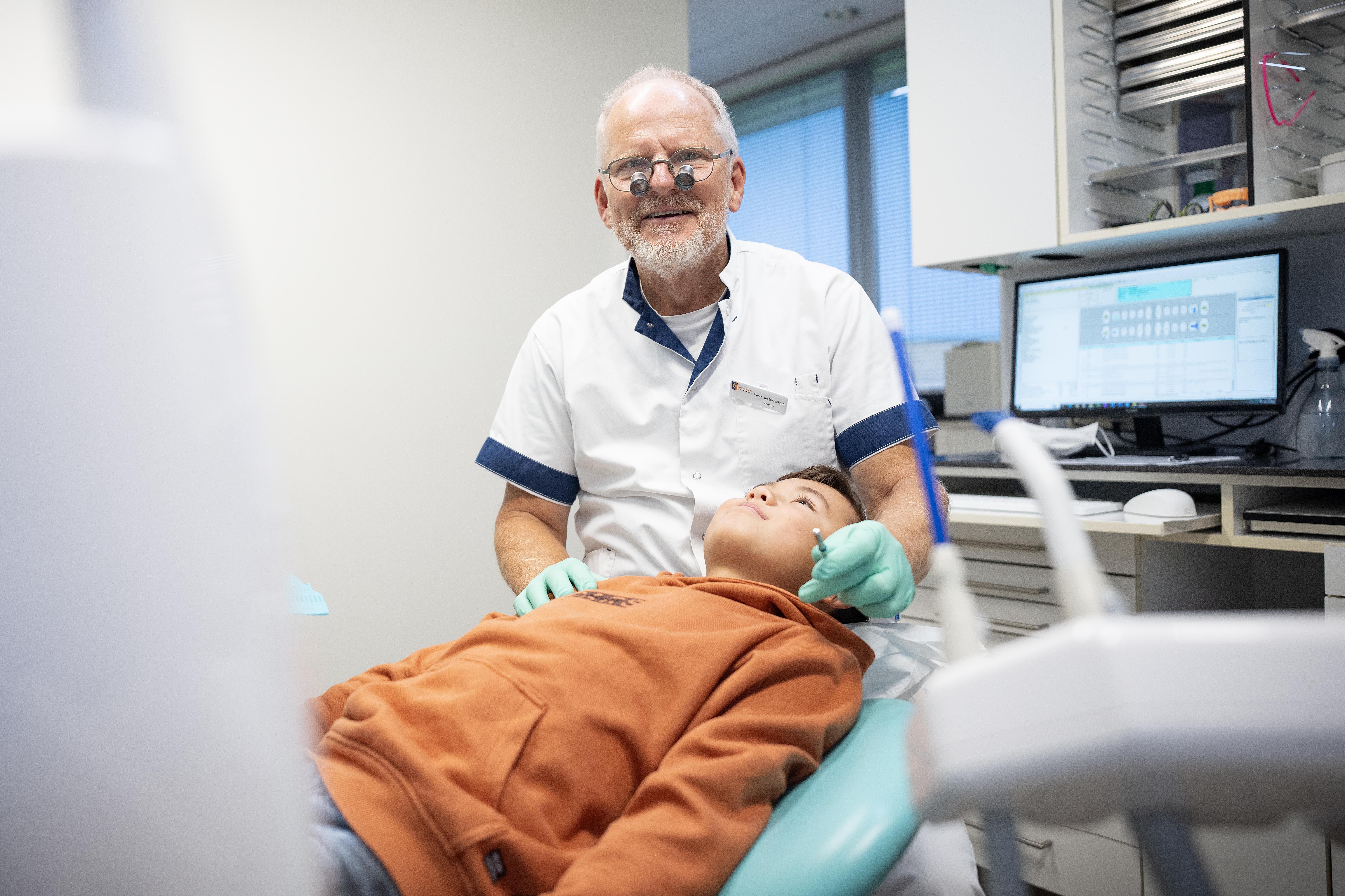 ’Rijen mensen met pus in de mond of zo’n dikke wang.’ Den Helder was ...