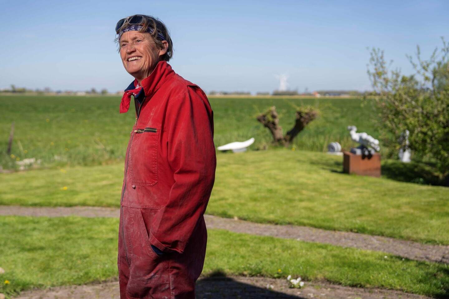 Een vrouw in rode overall zorgt voor reuring in buurtschap De Weere ...
