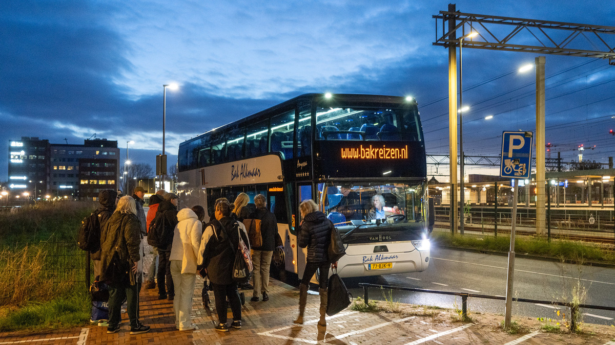 Allemaal instappen, de pafbus vertrekt. Afgeladen dubbeldekker met ...