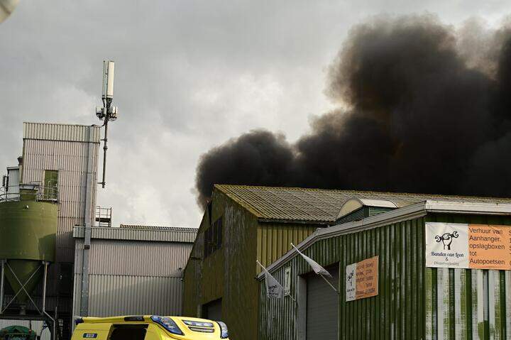 Veel rook bij grote brand in loods Slootdorp, NL-Alert verstuurd ...