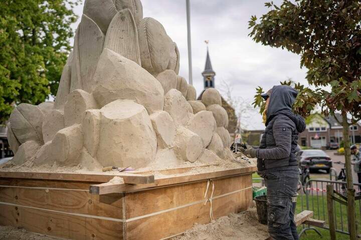 Beatrix en Juliana, tot leven gebracht op een zandsculptuur. Ze zijn ...