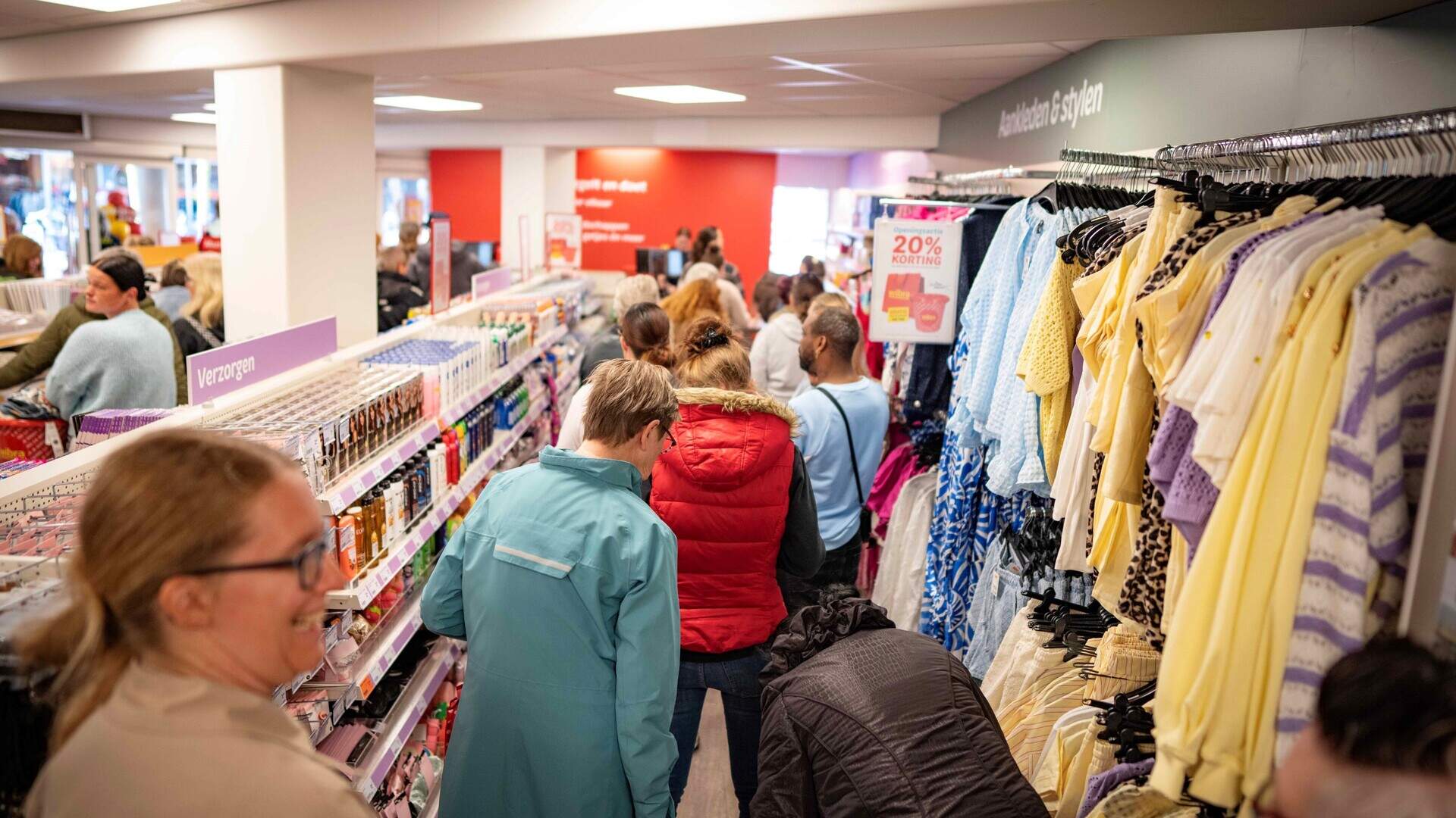 Heel veel rode Wibra-emmers in het straatbeeld. De winkel heropende aan ...