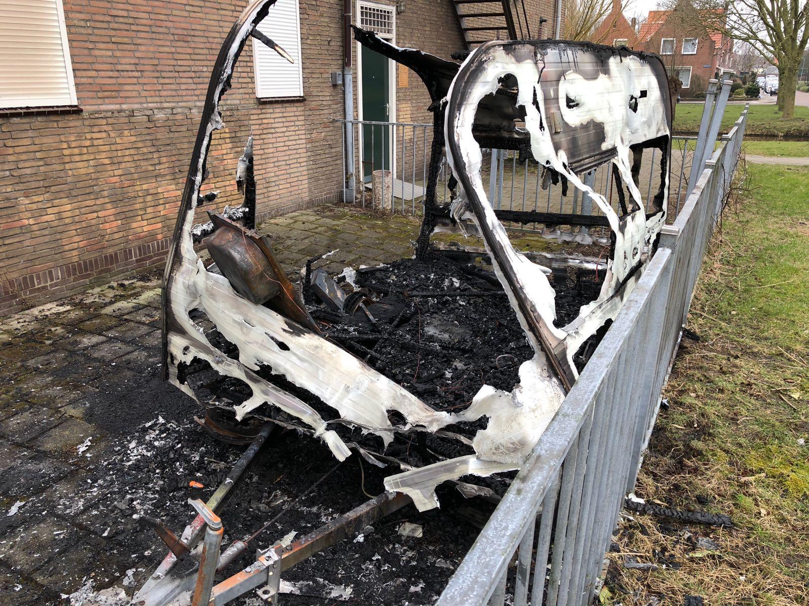 Dj-caravan in vlammen op in Volendam | Noordhollands Dagblad