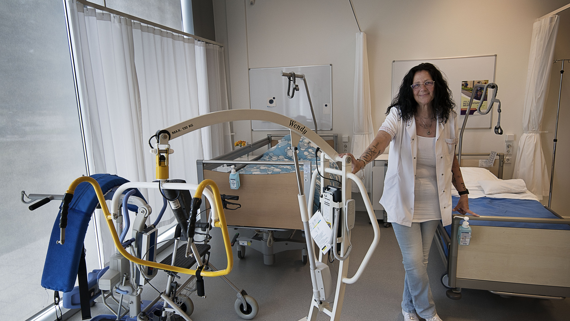 Dolores waakt bezield over broze hulpbehoevenden: Purmerendse (53 ...