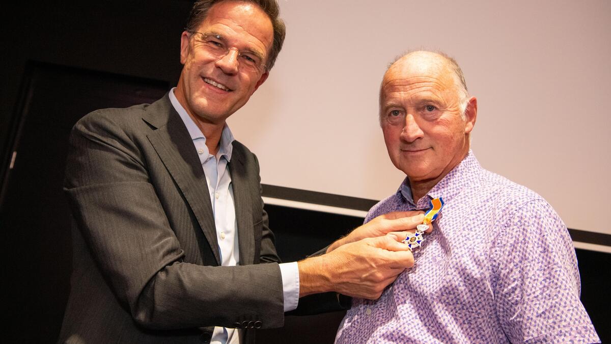 Mark Rutte speldt lintje op bij Jack Keijzer. ’Onderscheiding draag ik ...