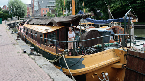 Bewoonster tjalk in historische haven Hoorn wil uitspraak rechter over ...
