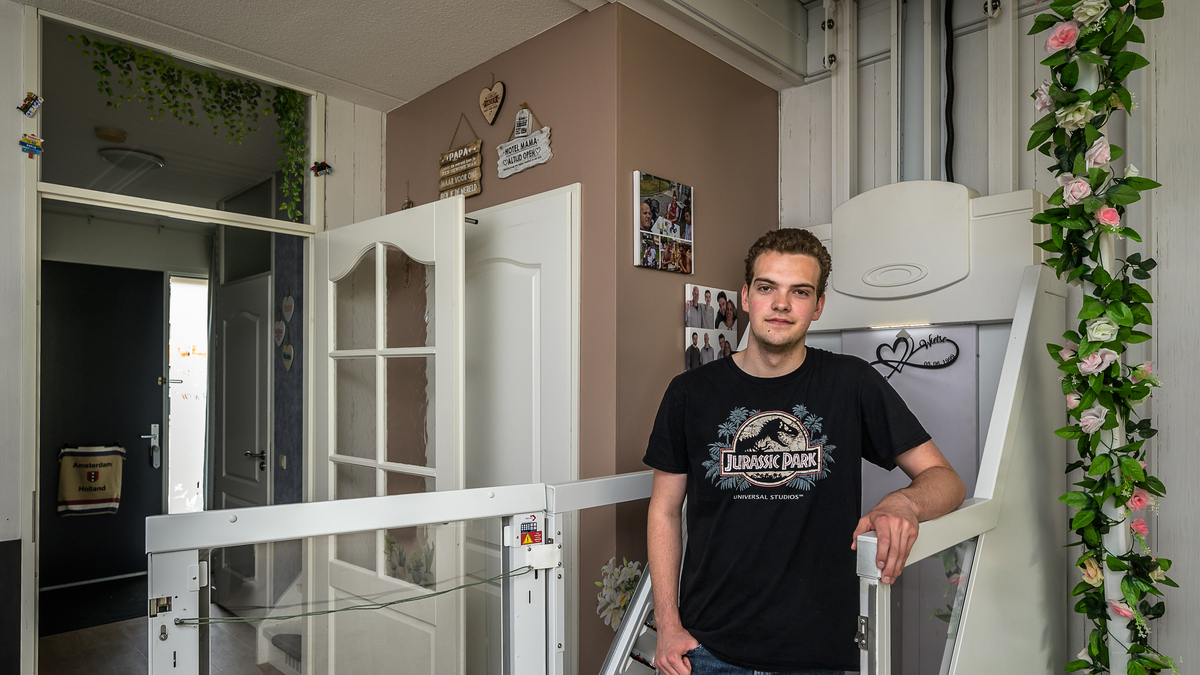 Wesley (18) vindt mantelzorg voor zijn moeder heel normaal: ’Soms wel ...