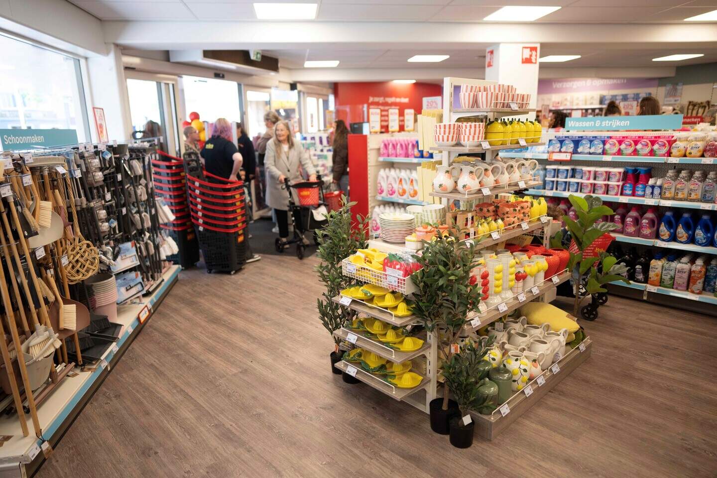 Heel veel rode Wibra-emmers in het straatbeeld. De winkel heropende aan ...