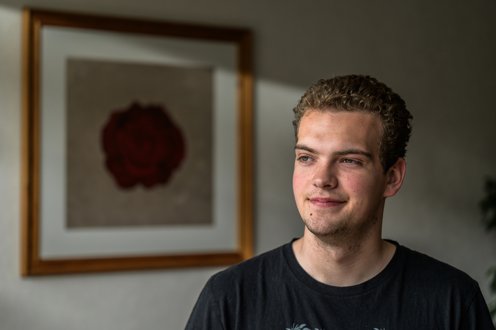 Wesley (18) vindt mantelzorg voor zijn moeder heel normaal: ’Soms wel ...