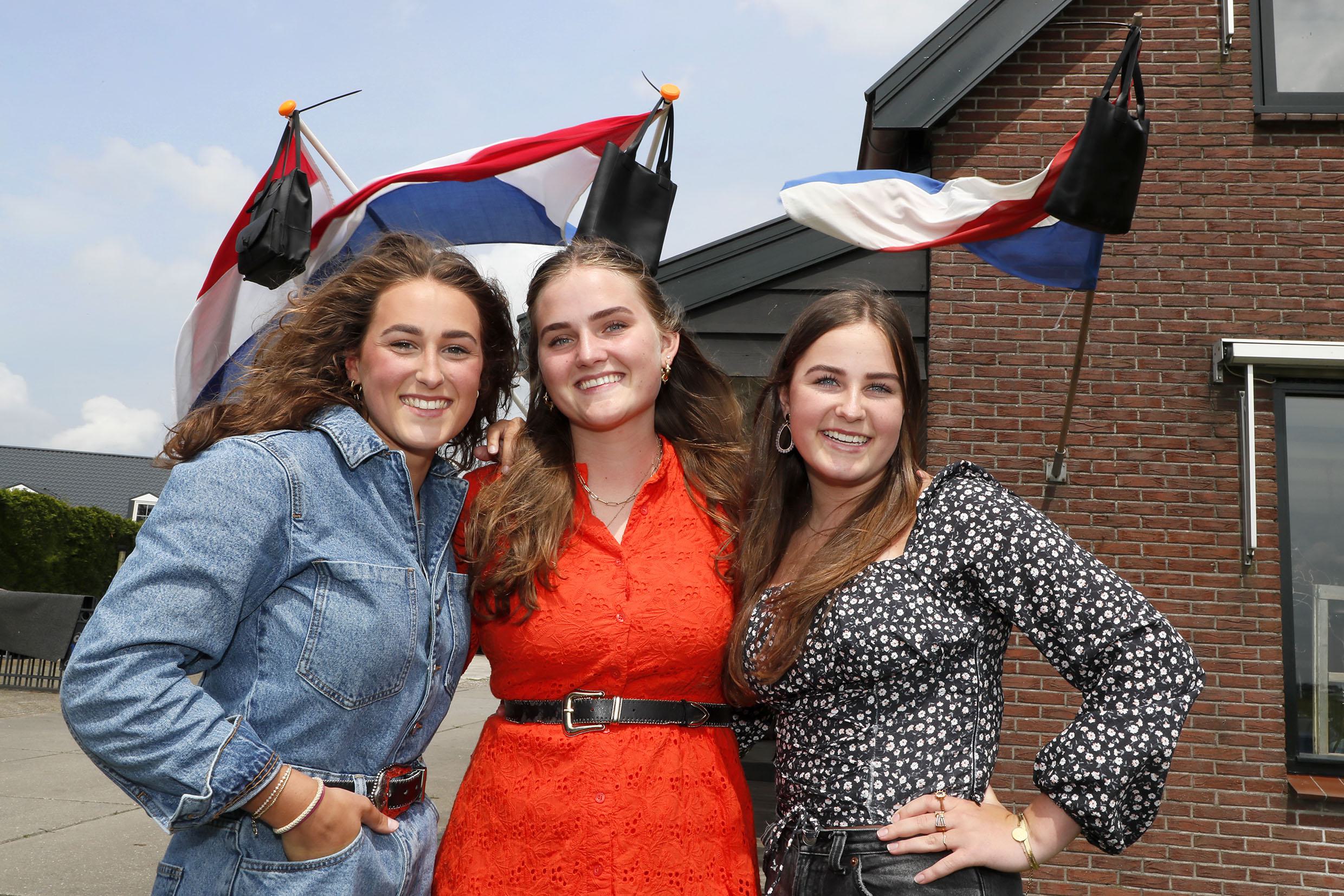 Drie vlaggen voor drie zusjes die gelijk eindexamen deden op het Regius ...