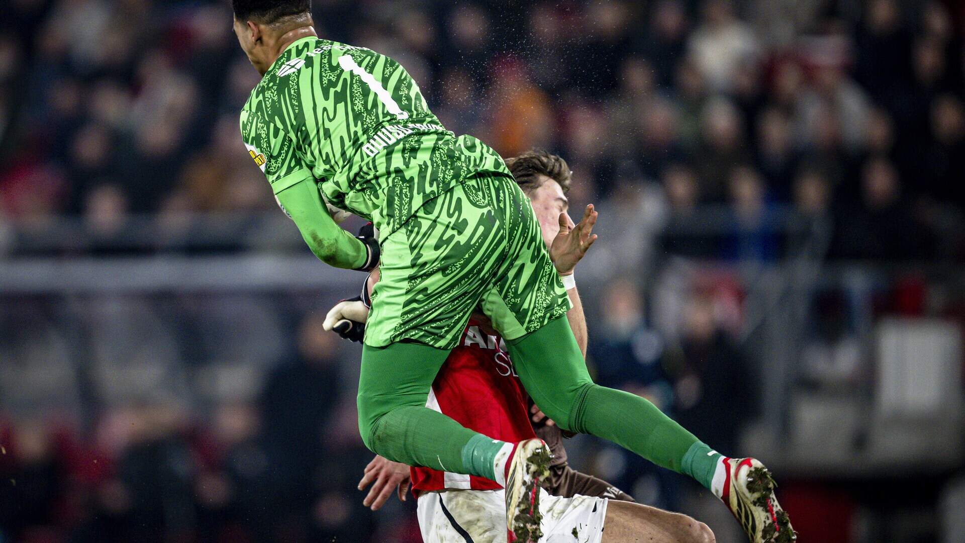 Wouter Goes komt ongeschonden uit enorme beuk van eigen doelman ...