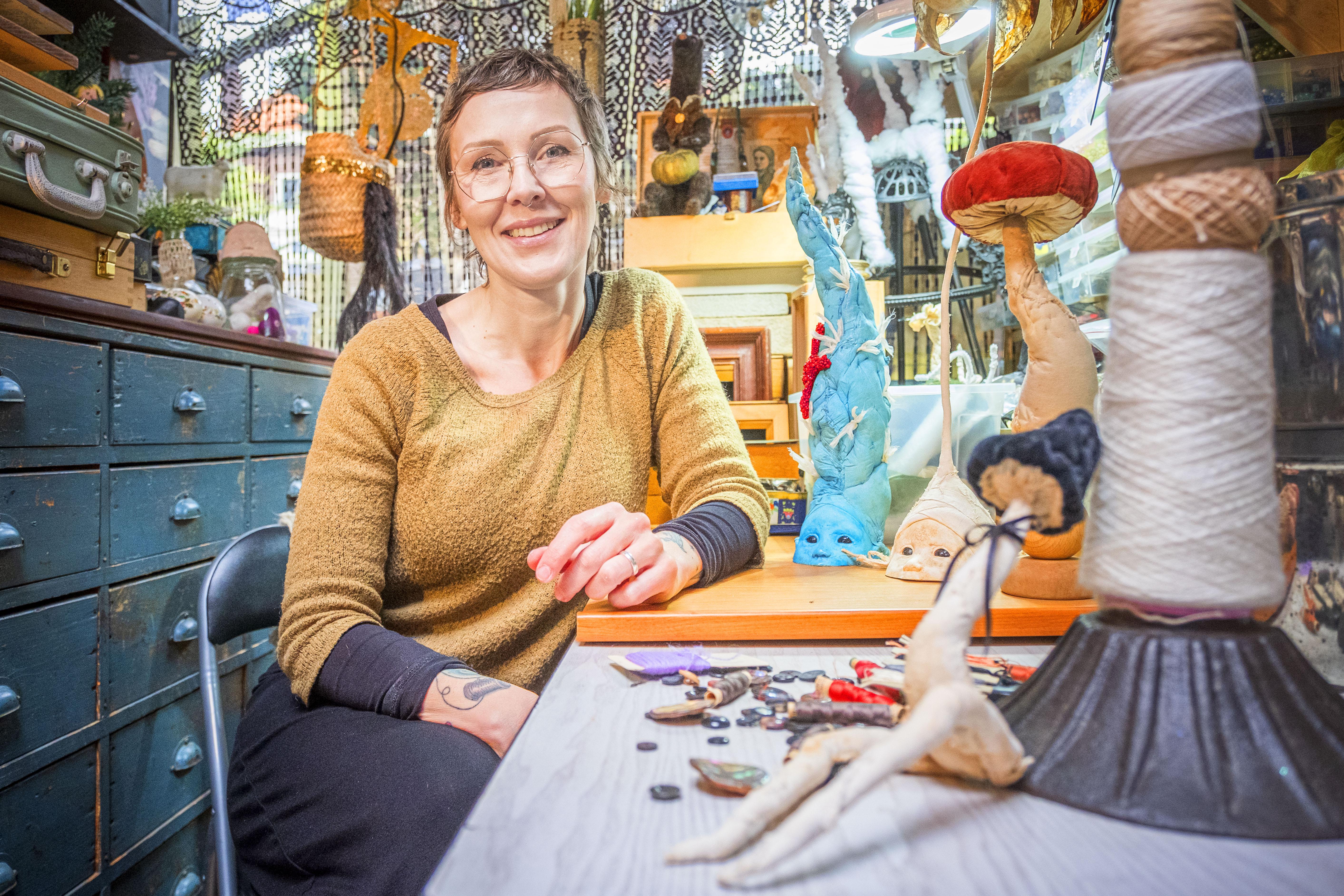 De ’recyclequeen’ leeft zich uit in haar ’rommelparadijs ...