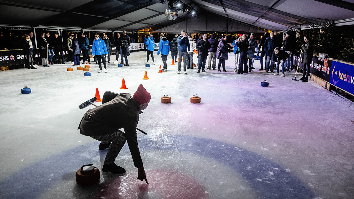 Curlingtoernooi als alternatieve kerstborrel: ‘Ik veeg voor beide ...