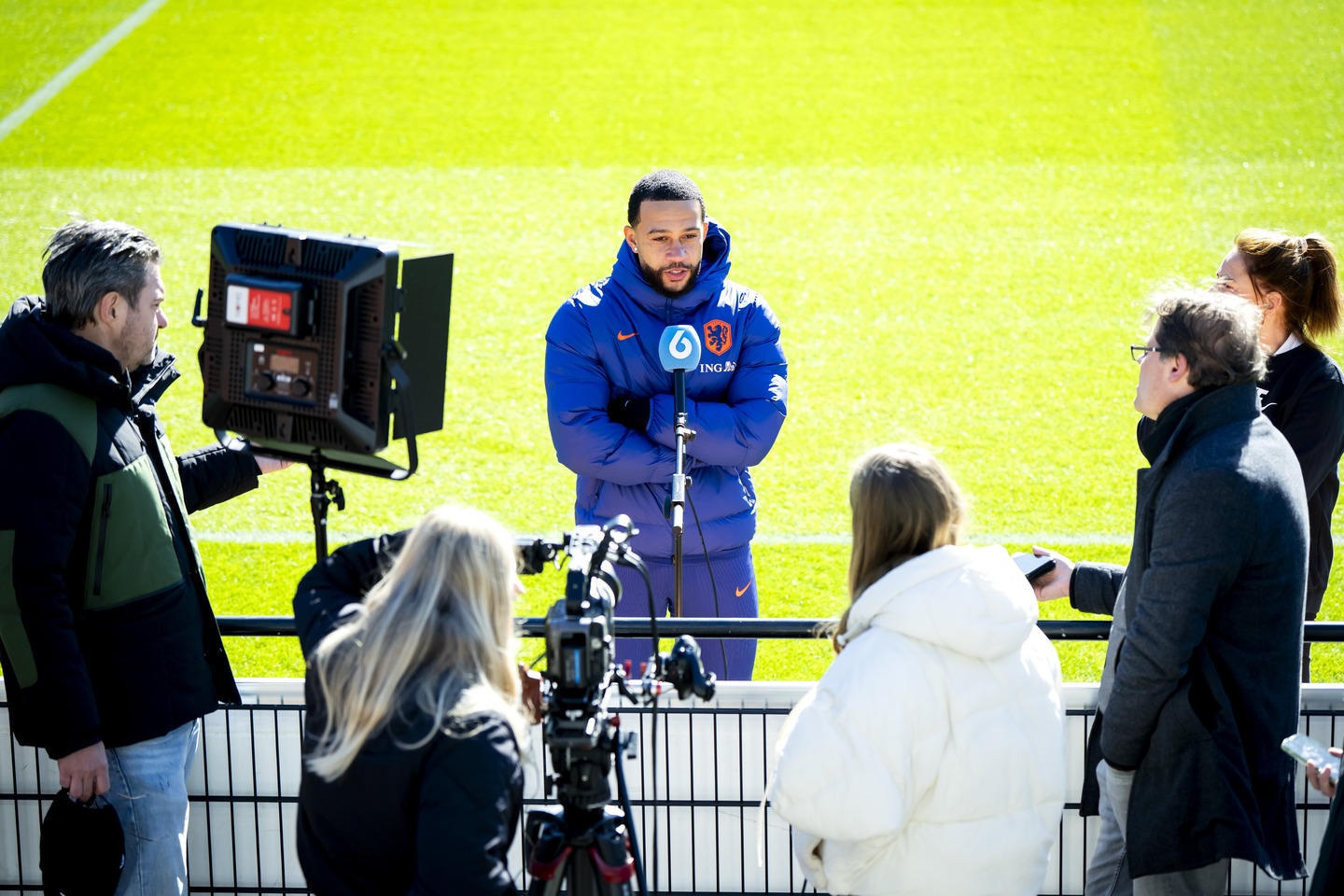 Met een lach op zijn gezicht is Memphis Depay terug bij Oranje: ’Ook op ...