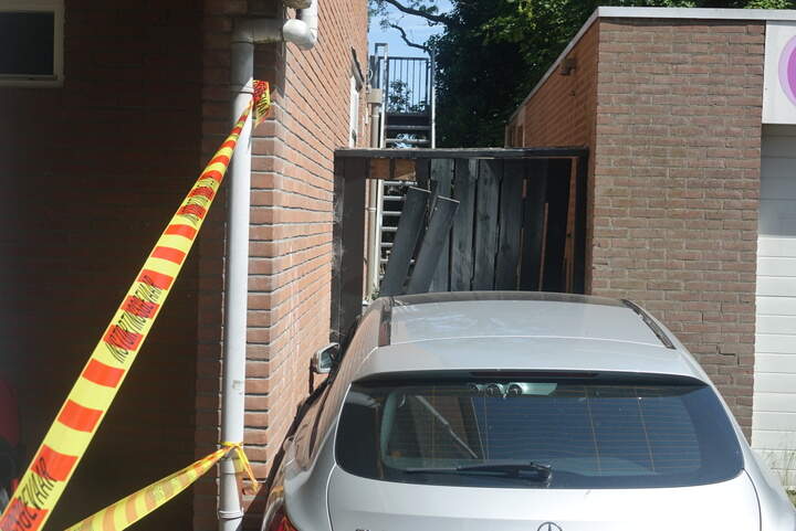Auto ramt muur van garagebox in Krommenie, bestuurder naar ziekenhuis ...