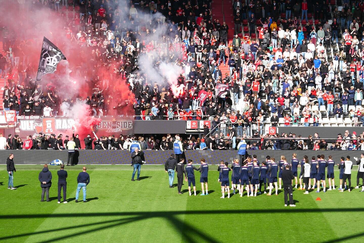 AZ met bijna compleet fitte selectie naar bekerfinale. Fans zwaaien ...