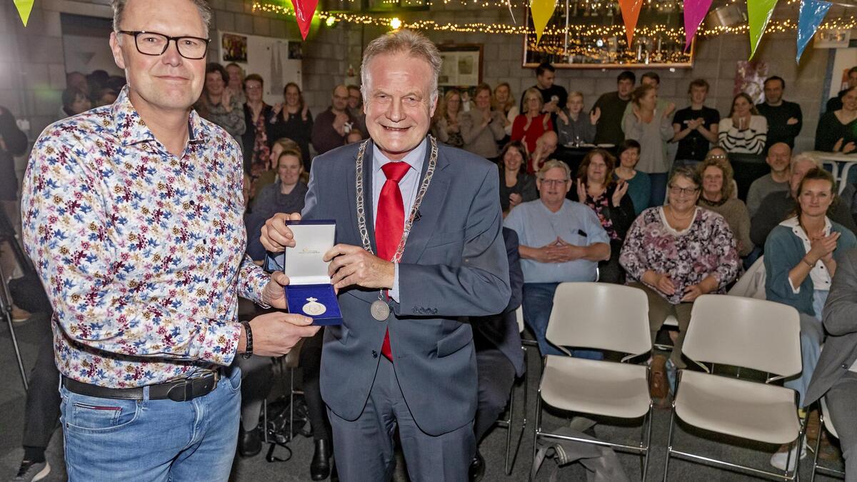 Koninklijke erepenning voor honderdjarig fanfareorkest Sint Caecilia ...