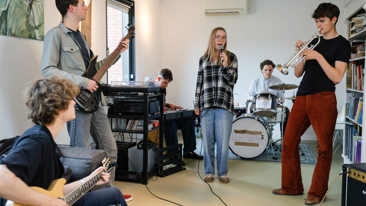 Jazzmuziek voor enkel oude mannen? Up North uit Enkhuizen wil het ...