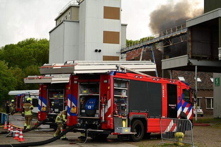 Veel rook bij grote brand in loods botenmaker Slootdorp, NL-Alert ...