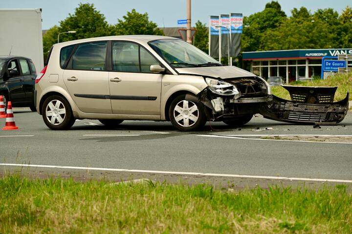 Twee auto’s in botsing op rotonde in De Goorn, veel schade ...