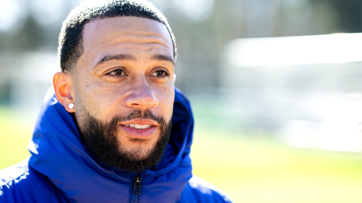 Met een lach op zijn gezicht is Memphis Depay terug bij Oranje: ’Ook op ...