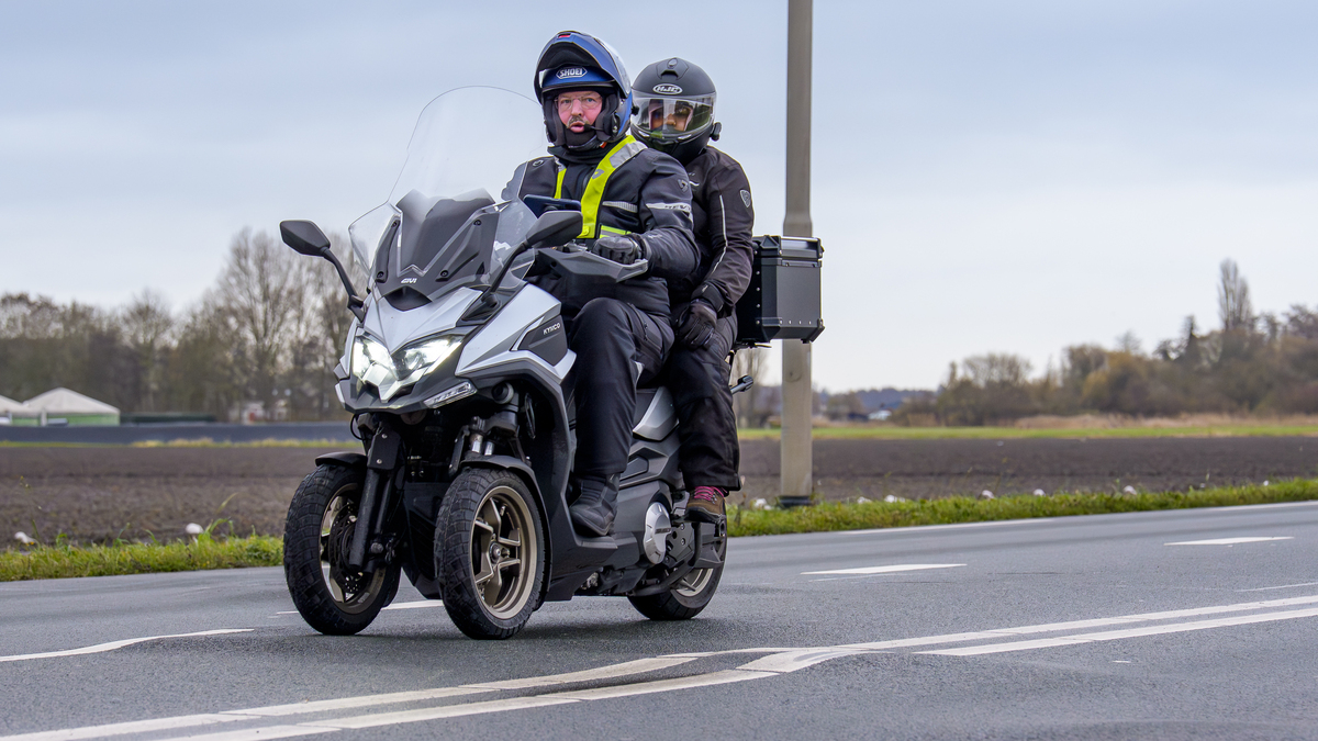 Motorrijder Jacco strijdt tegen provincie voor een vlakke N505 ...