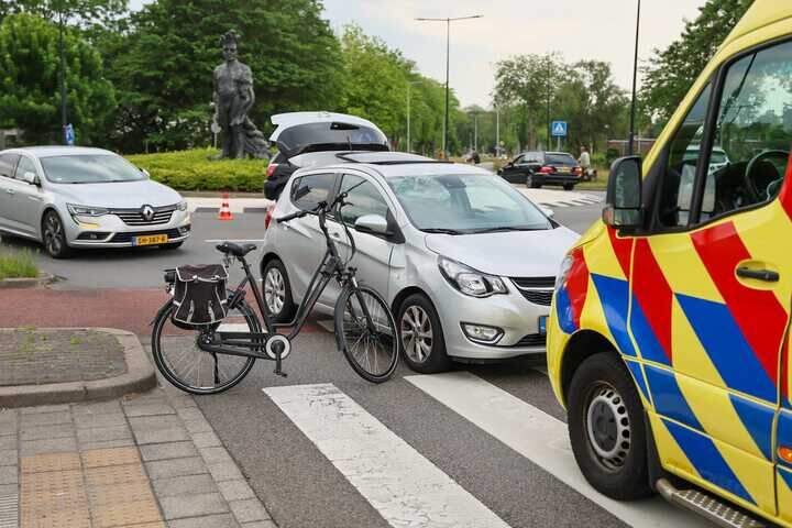 Fietser naar ziekenhuis na botsing met auto op rotonde in Heemskerk ...