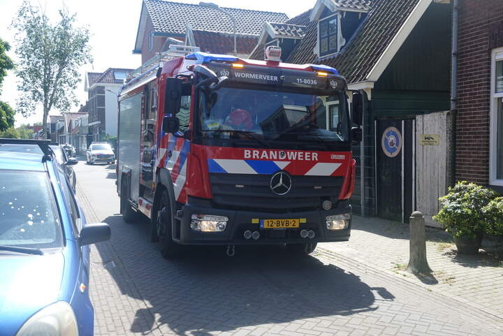 Auto ramt muur van garagebox in Krommenie, bestuurder naar ziekenhuis ...