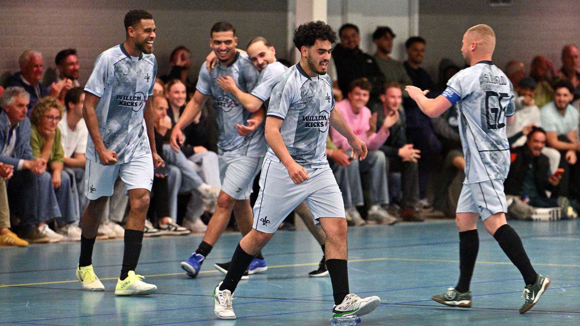 Ambitieus vriendenteam schakelt verrassend kampioen Vrone uit ...