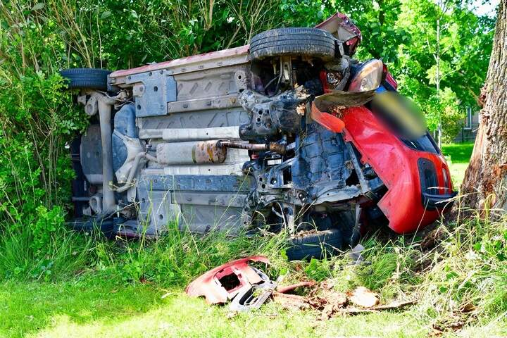 Gewonde bij eenzijdig ongeval in Hoogwoud, auto komt op zijkant tegen ...