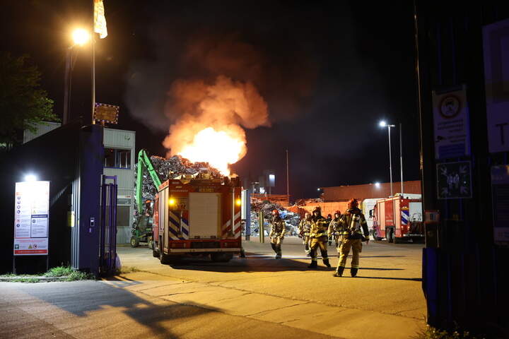 Grote brand in Westelijk Havengebied Amsterdam, rook trekt mogelijk ook ...