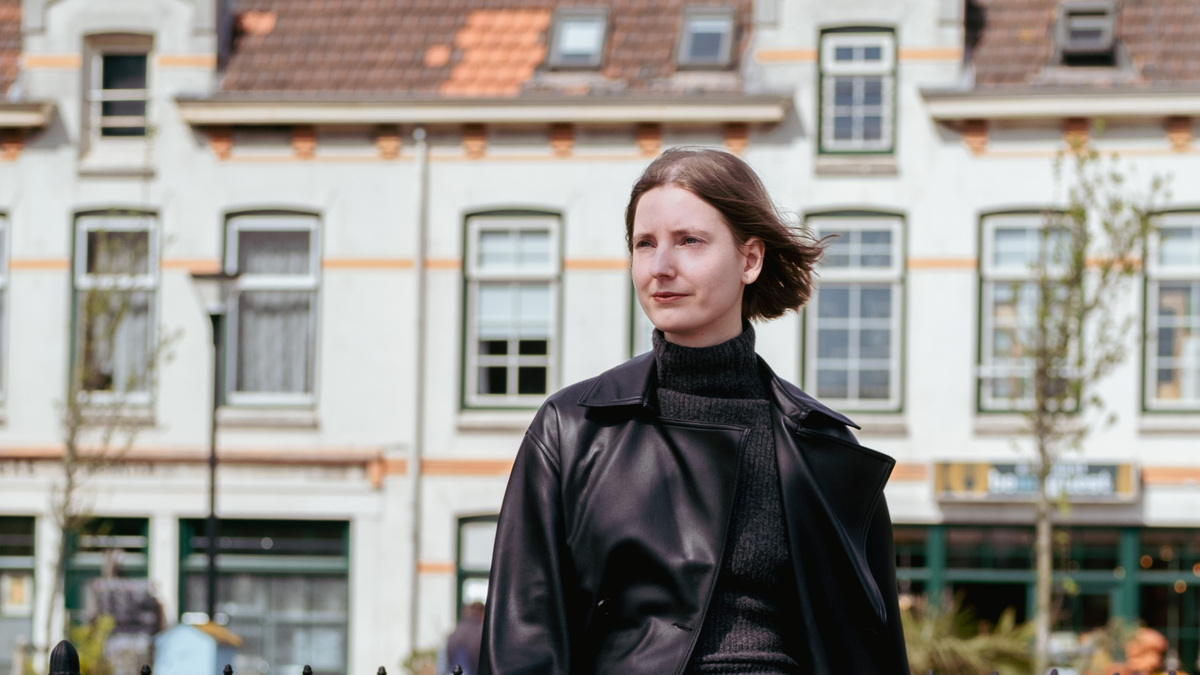 Schrijfster Nadia de Vries groeide op in Beverwijk en brak uit het ...