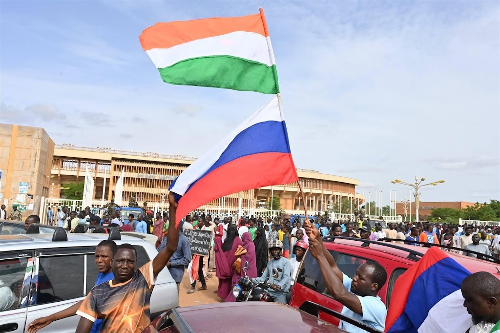 Bijna 30.000 sympathisanten van coup Niger bijeen in stadion | Leidsch ...