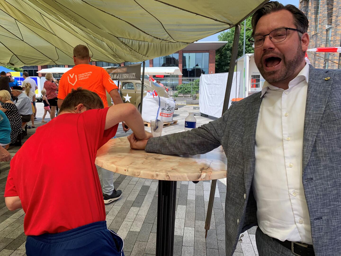 Hoogkarspel sluit veteranen in het hart, publiek beleeft topdag op ...