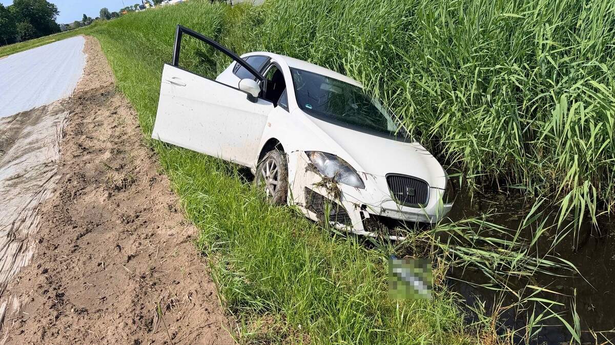 Auto belandt in sloot langs Donkere Weg in Heerhugowaard ...